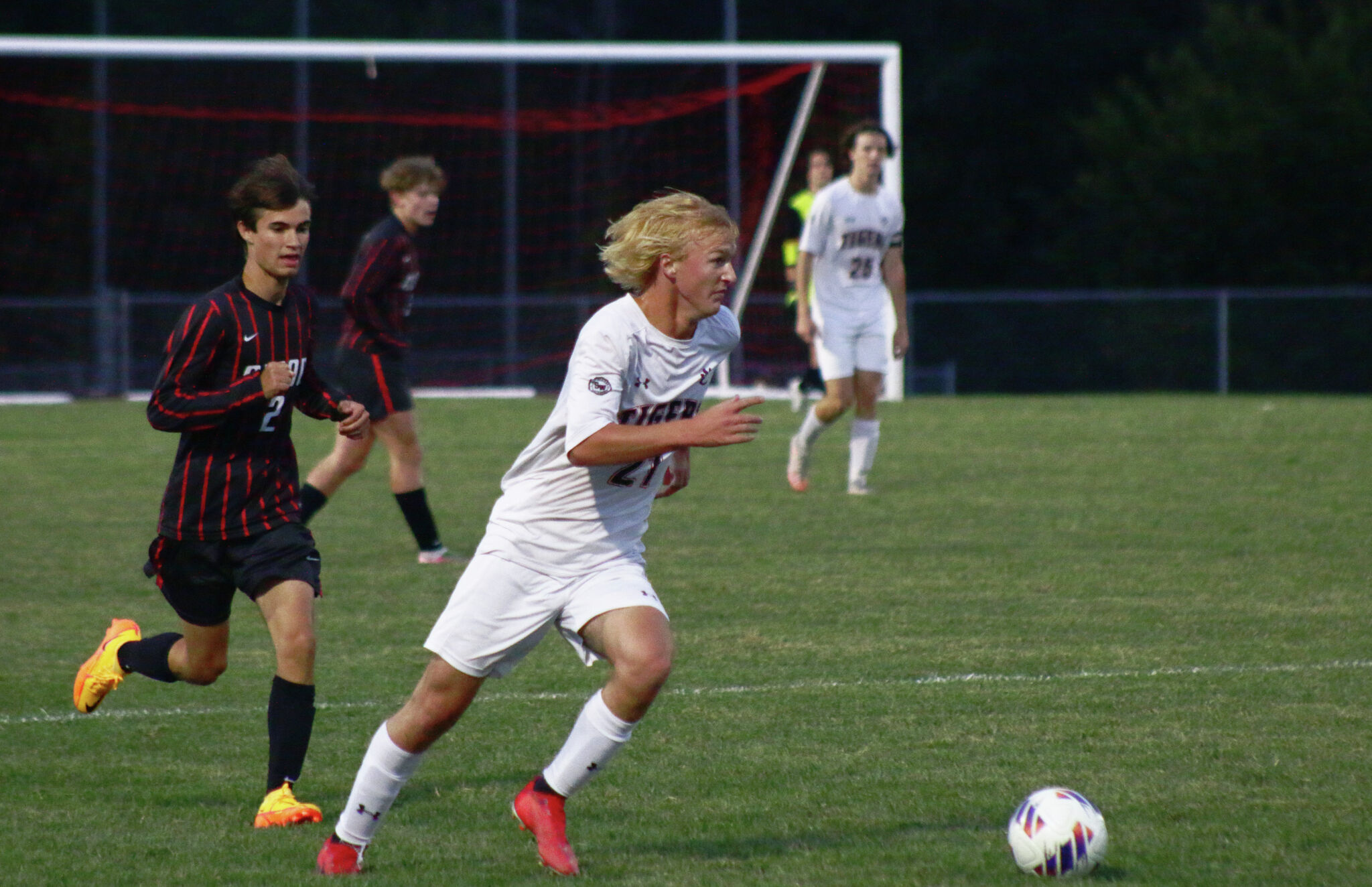 Evan Moore’s early goal lifts Edwardsville Tigers over Alton Redbirds