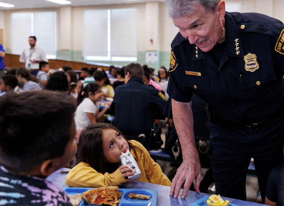 Third graders’ lunch with SAPD officers: the topic is dogs