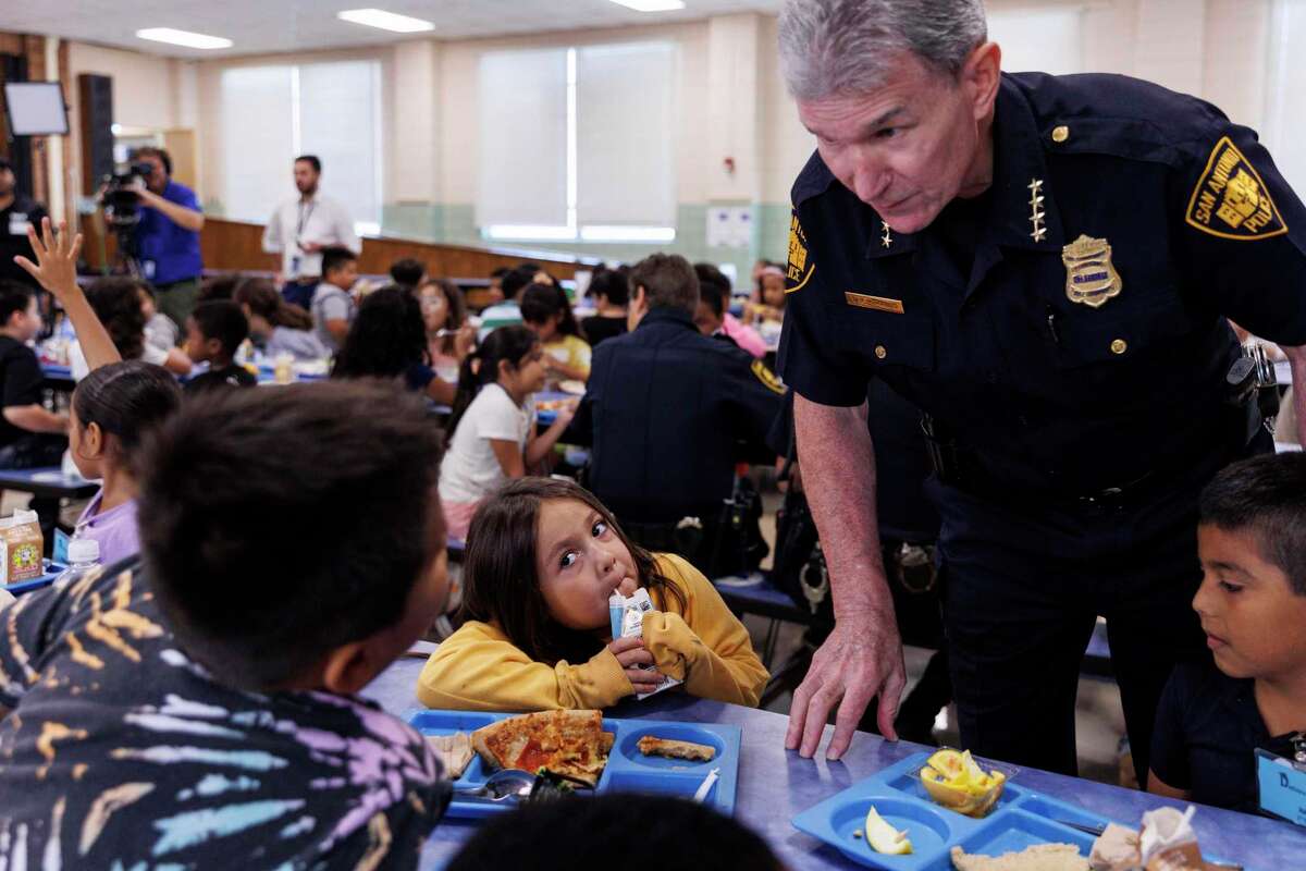 Third graders’ lunch with SAPD officers: the topic is dogs