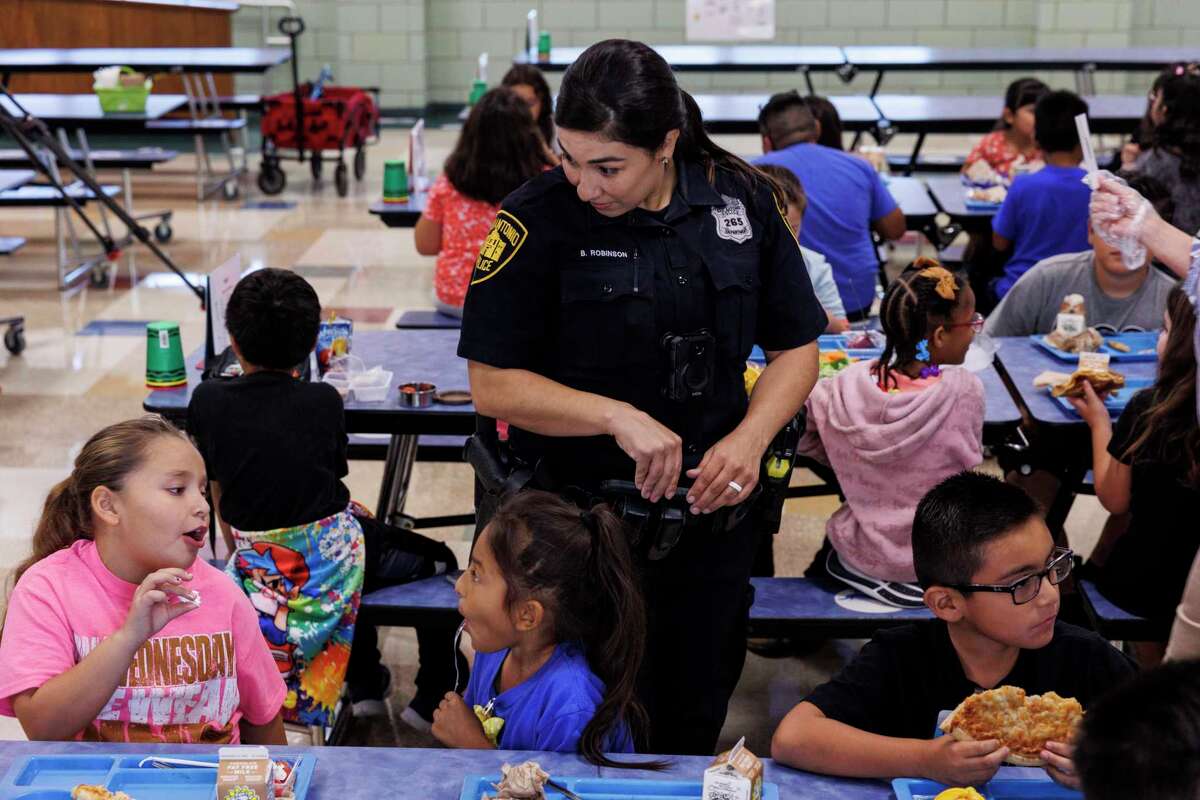 Third graders’ lunch with SAPD officers: the topic is dogs