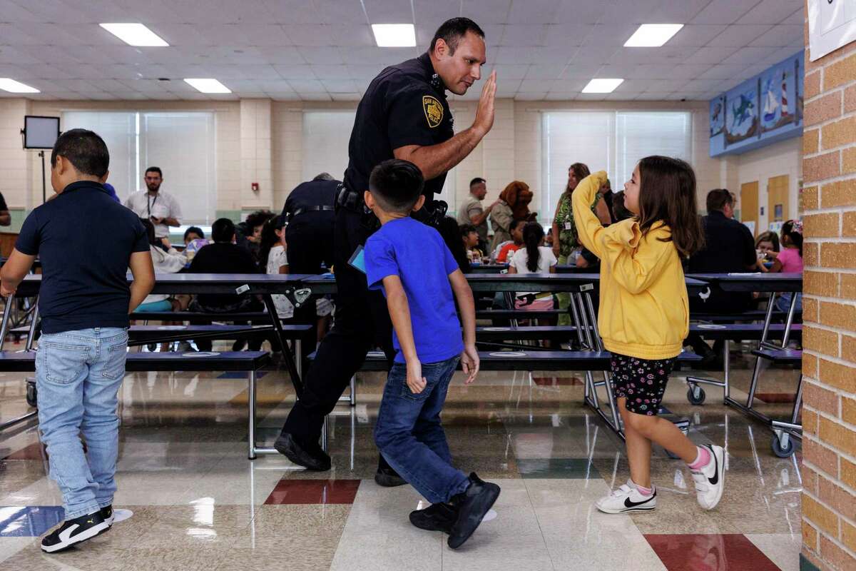 Third graders’ lunch with SAPD officers: the topic is dogs