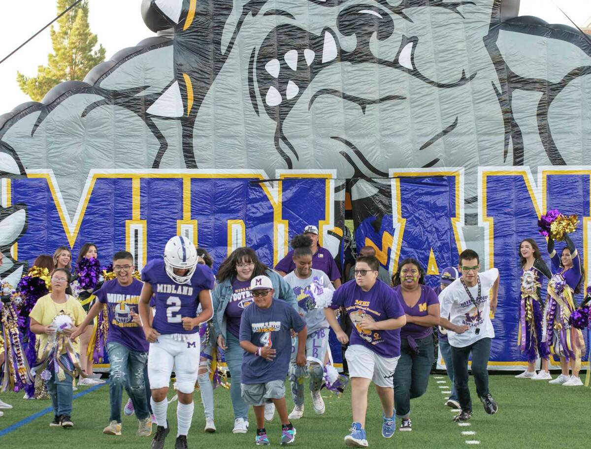 HS FOOTBALL: Bulldogs rout El Paso Andress in record-breaking fashion