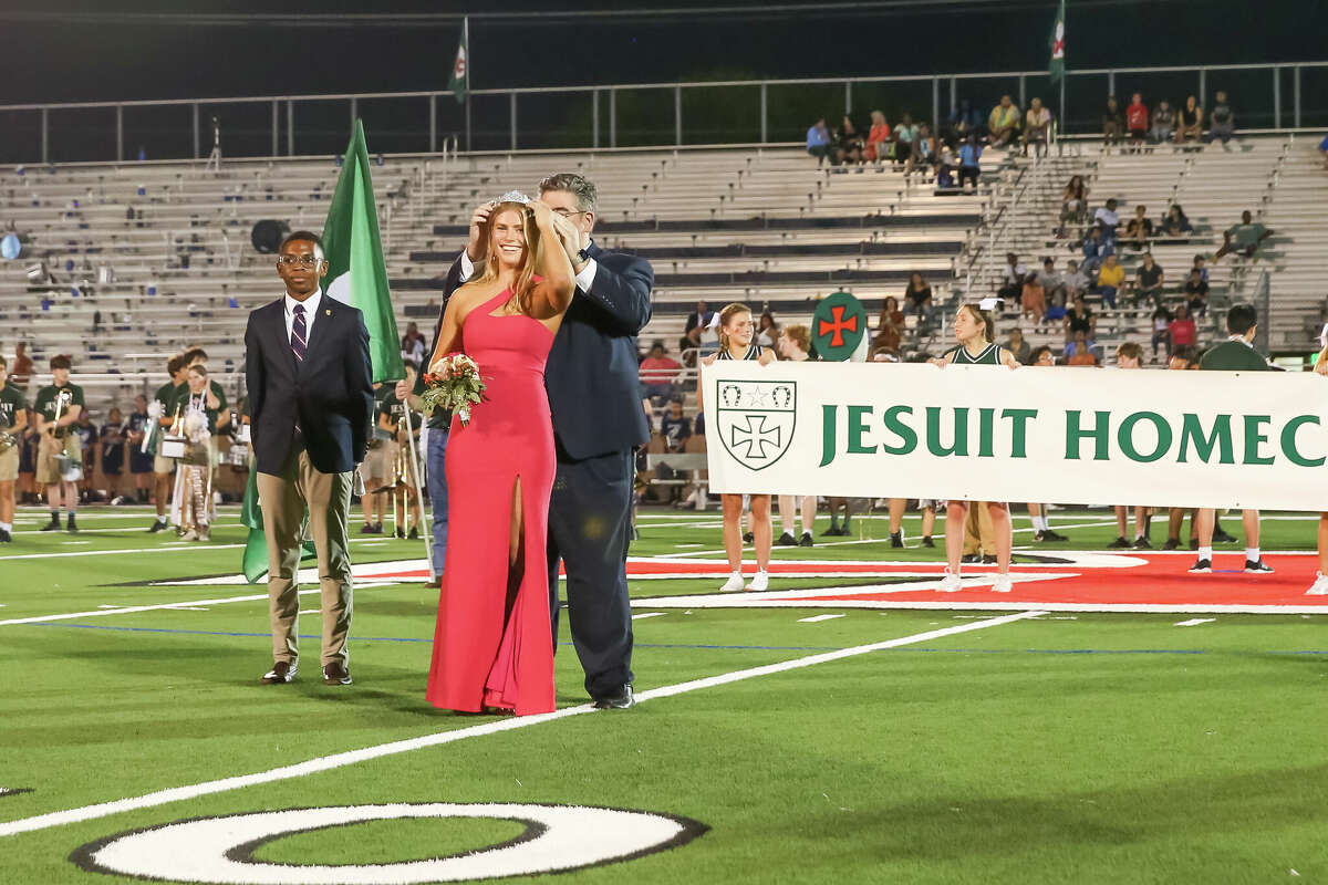 Strake Jesuit Fighting Crusaders defeat Alief Elsik Rams