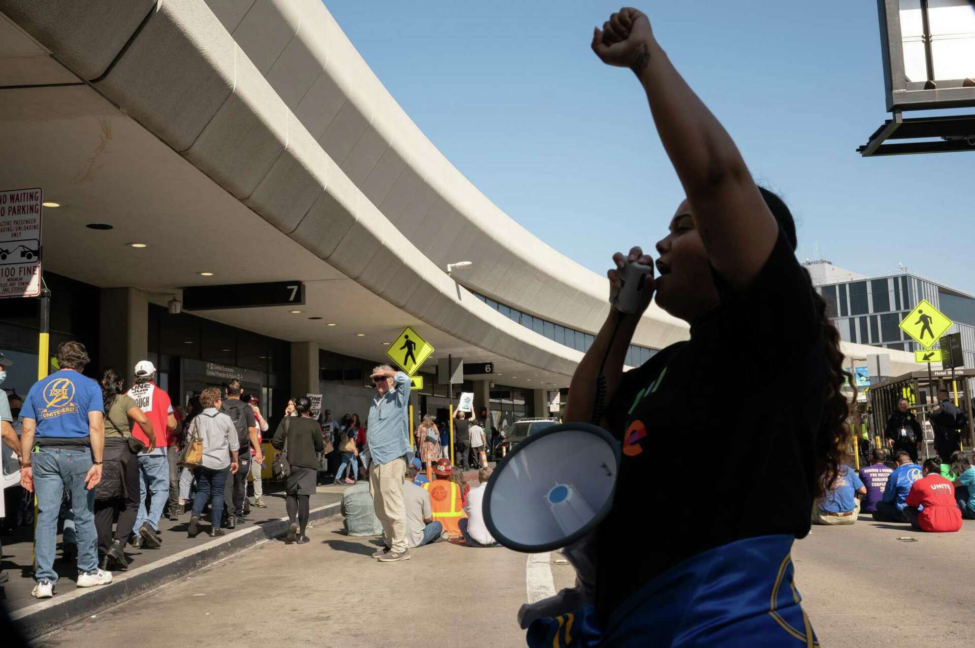 SFO airport strike: About 1,000 food workers demand higher pay
