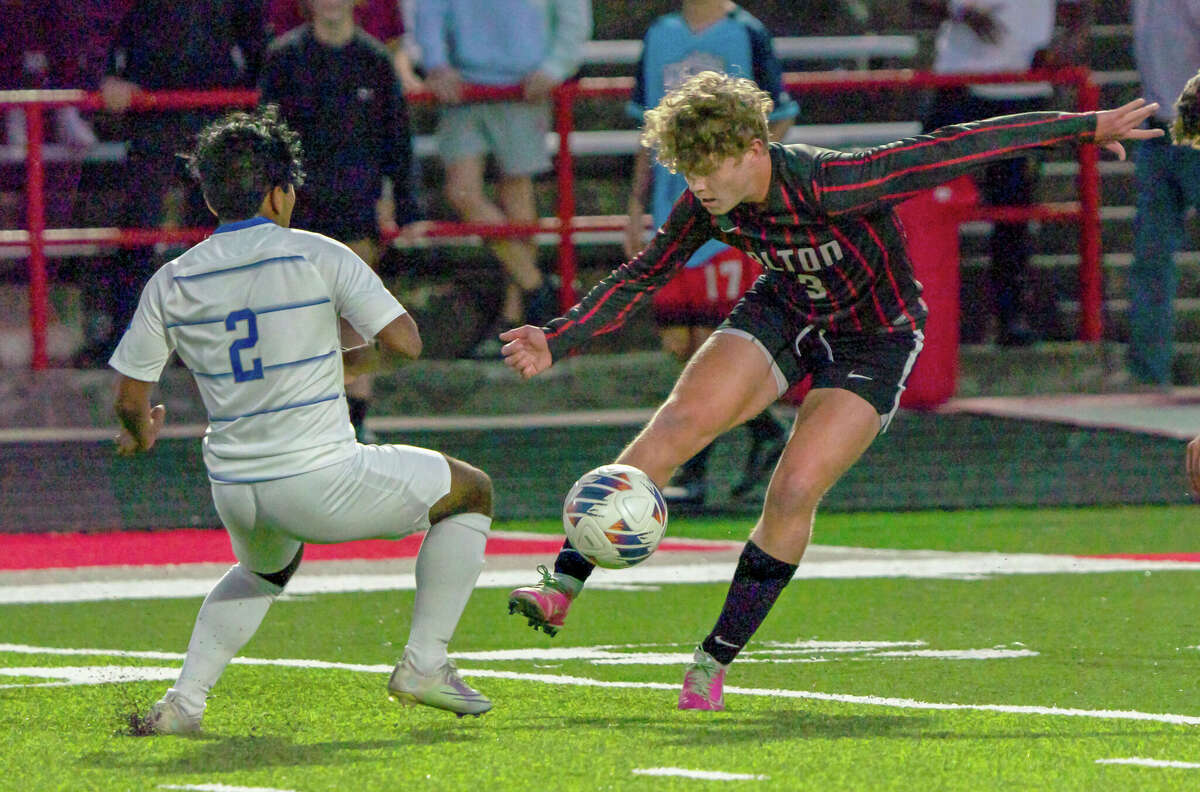Alton tops Marquette 2-1 in OT penalty kicks