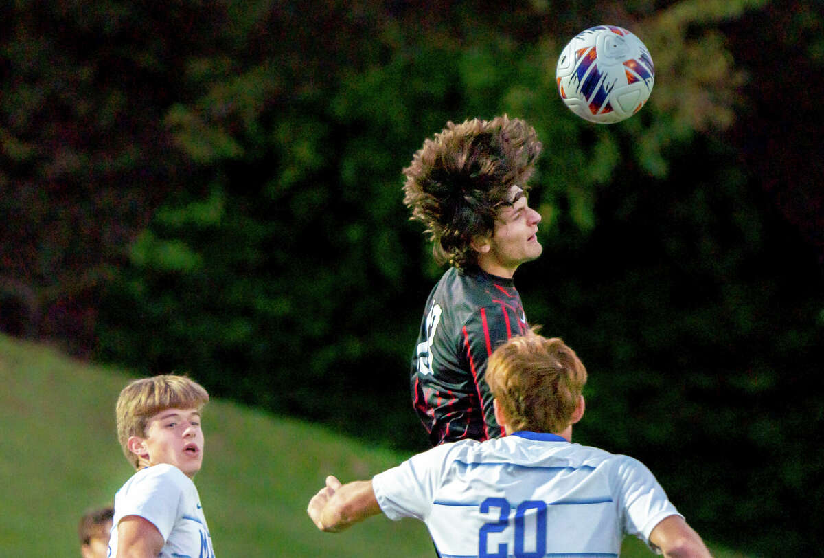 Alton tops Marquette 2-1 in OT penalty kicks
