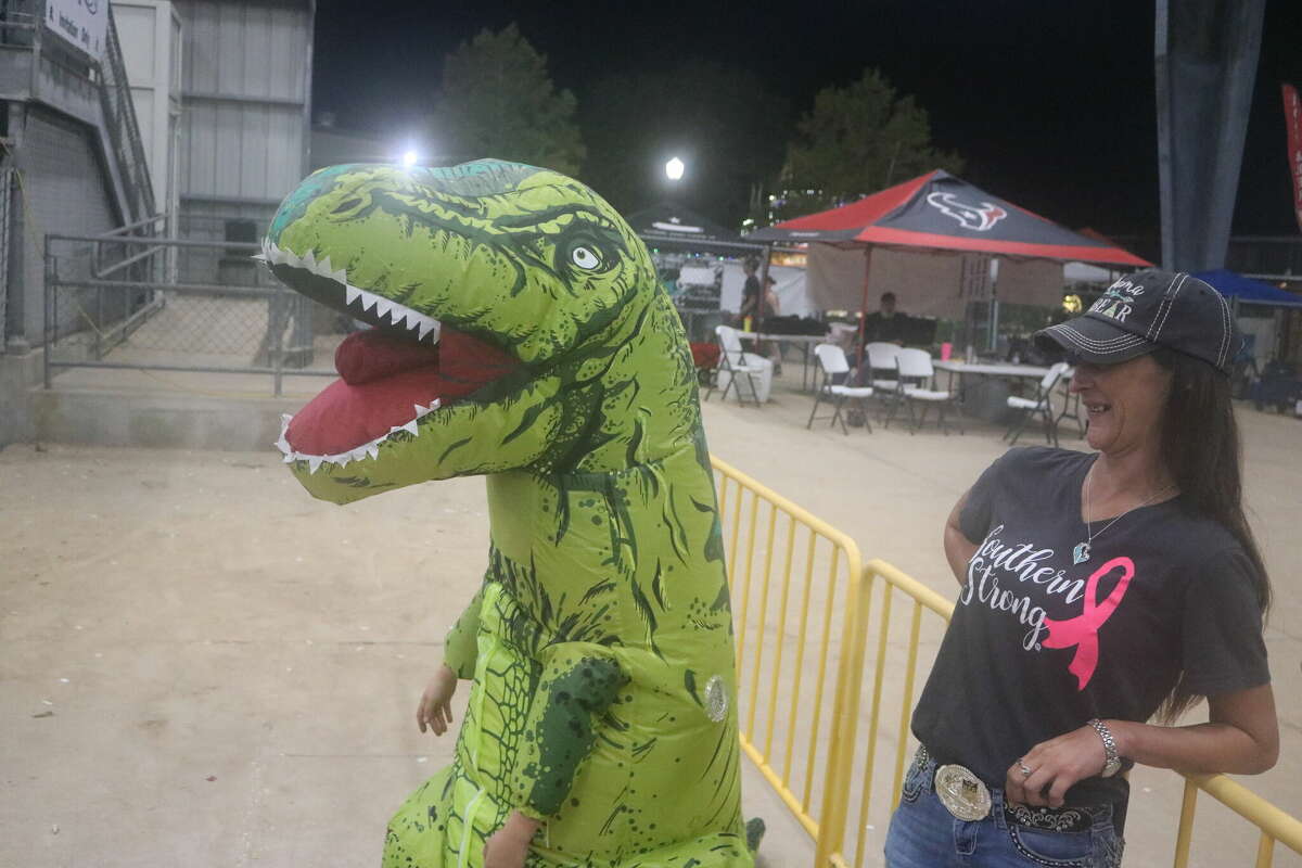 Pasadena rodeo makes memories for tiny mutton bustin' rider from Deer Park