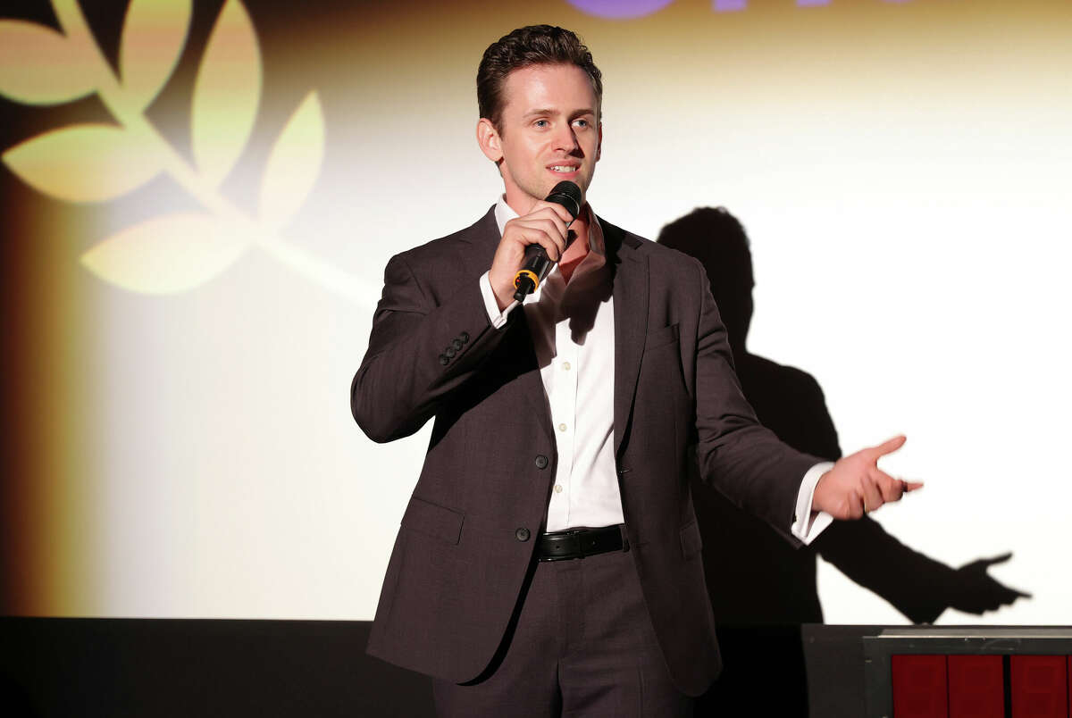 'This is Us' actor stars in CT production of '42nd Street'