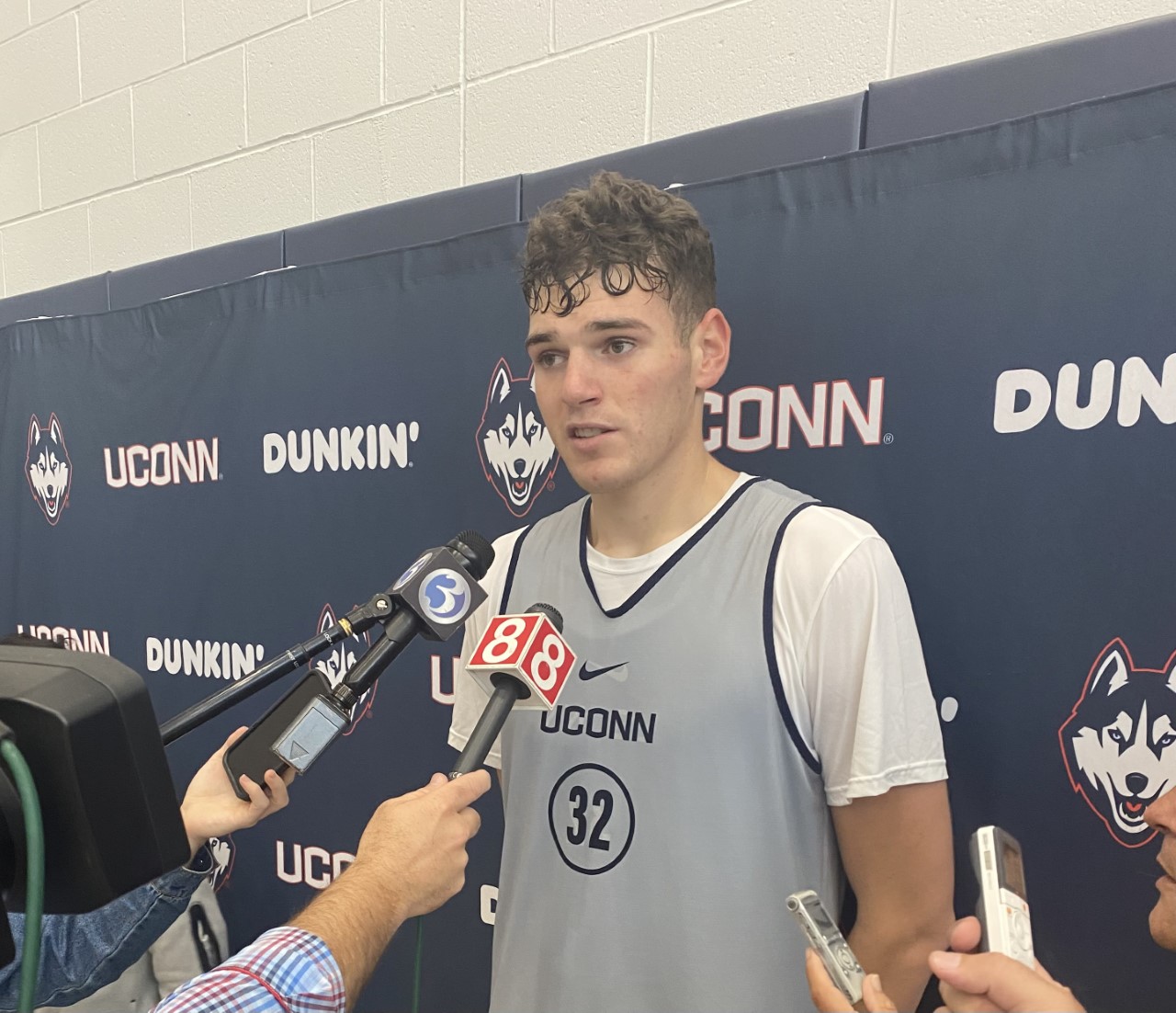 UConn's Donovan Clingan participates in first practices.