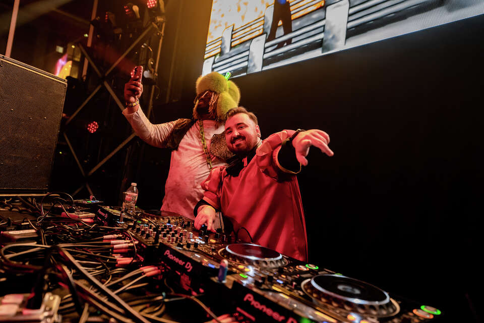 This 'Shrek'-themed rave at Rise Rooftop in Houston looked ridiculously fun