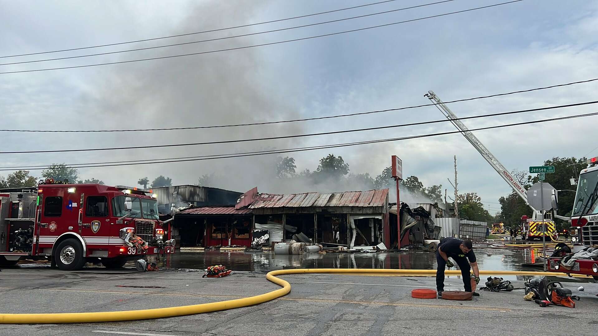 Houstonians wake up to 'wood burning' smell from warehouse fire on ...