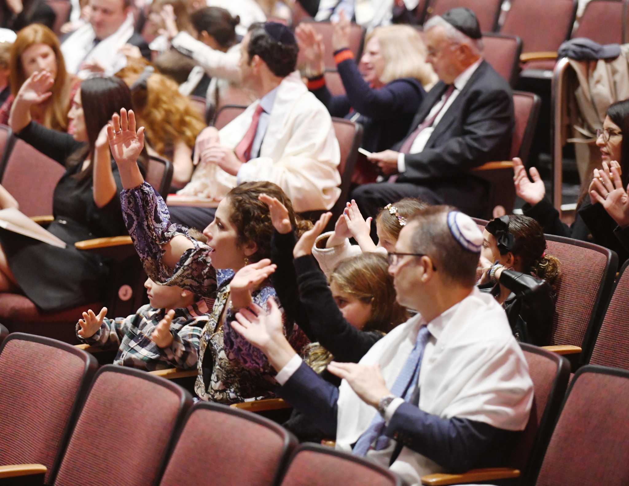 Greenwich’s Temple Sholom families gather to mark Yom Kippur