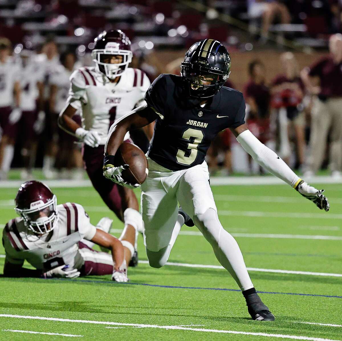 Cinco Ranch Cougars defeat Jordan Warriors