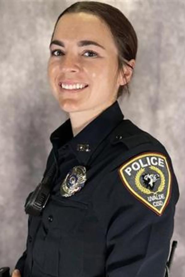 Despiden a policía que estuvo el día de la masacre de Uvalde