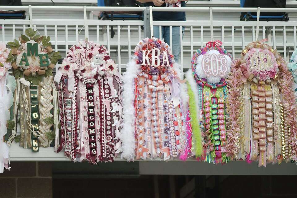 Texas homecoming mum season is here. What to know about the tradition