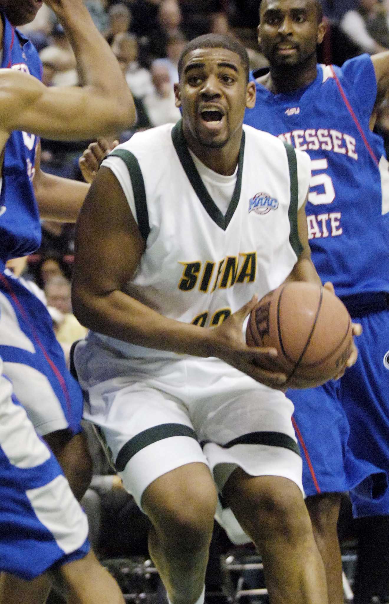 Siena basketball alum Michael Haddix Jr. talks stock market with team