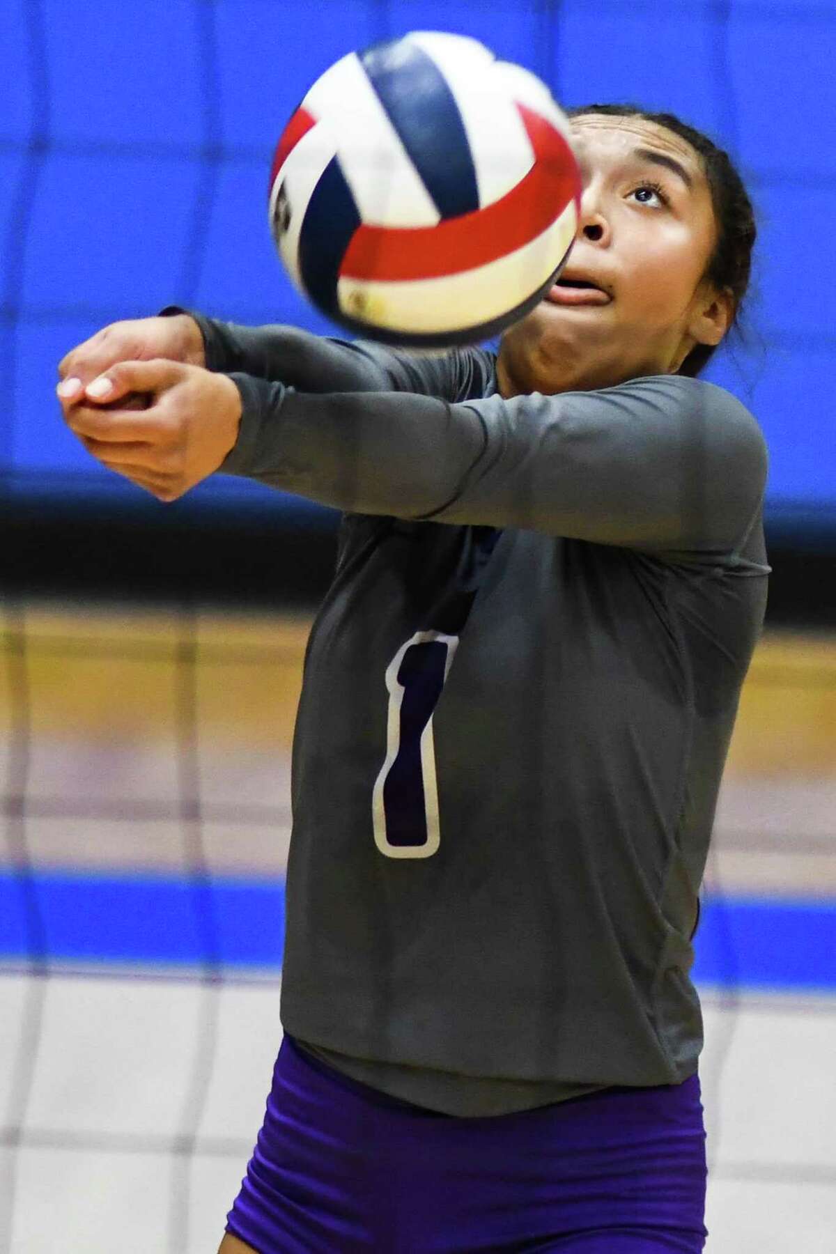 Warren volleyball sweeps Brennan to maintain playoff positioning