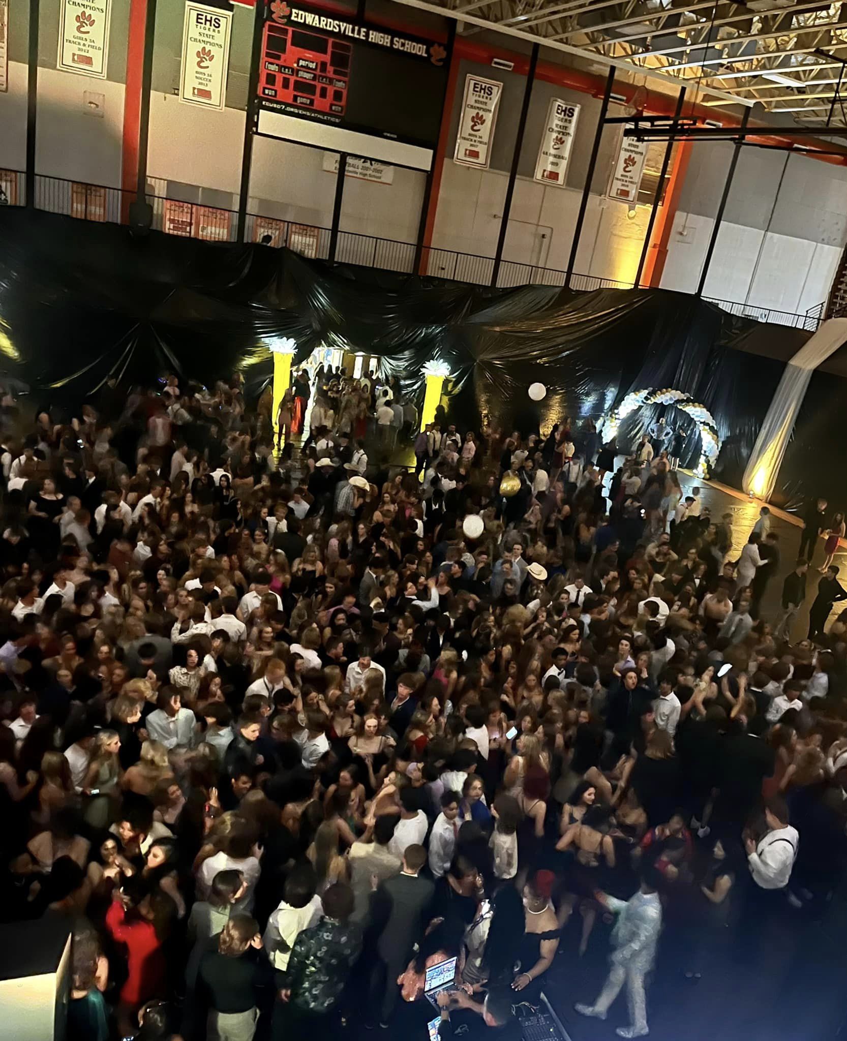 Record crowd attends Homecoming dance