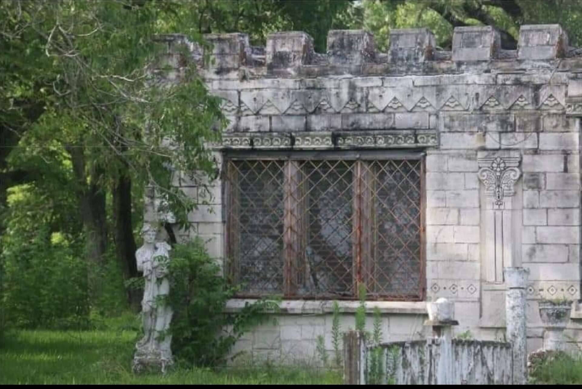Houston couple on mission to save 1930s castle in Santa Fe, Texas