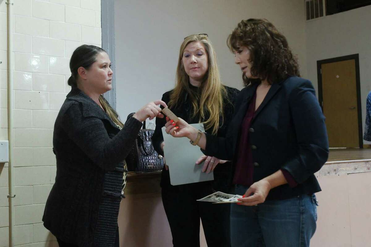 Beverly Williams' life recalled as her children look through found purse