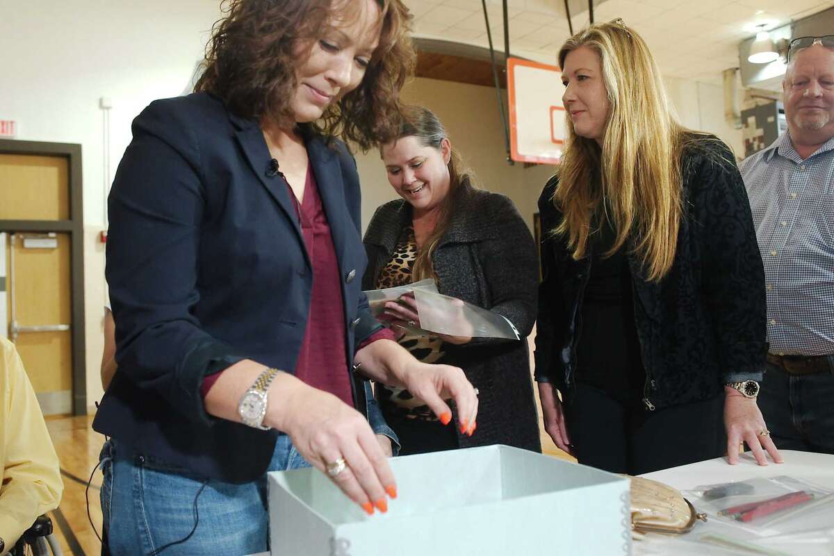 Beverly Williams' life recalled as her children look through found purse