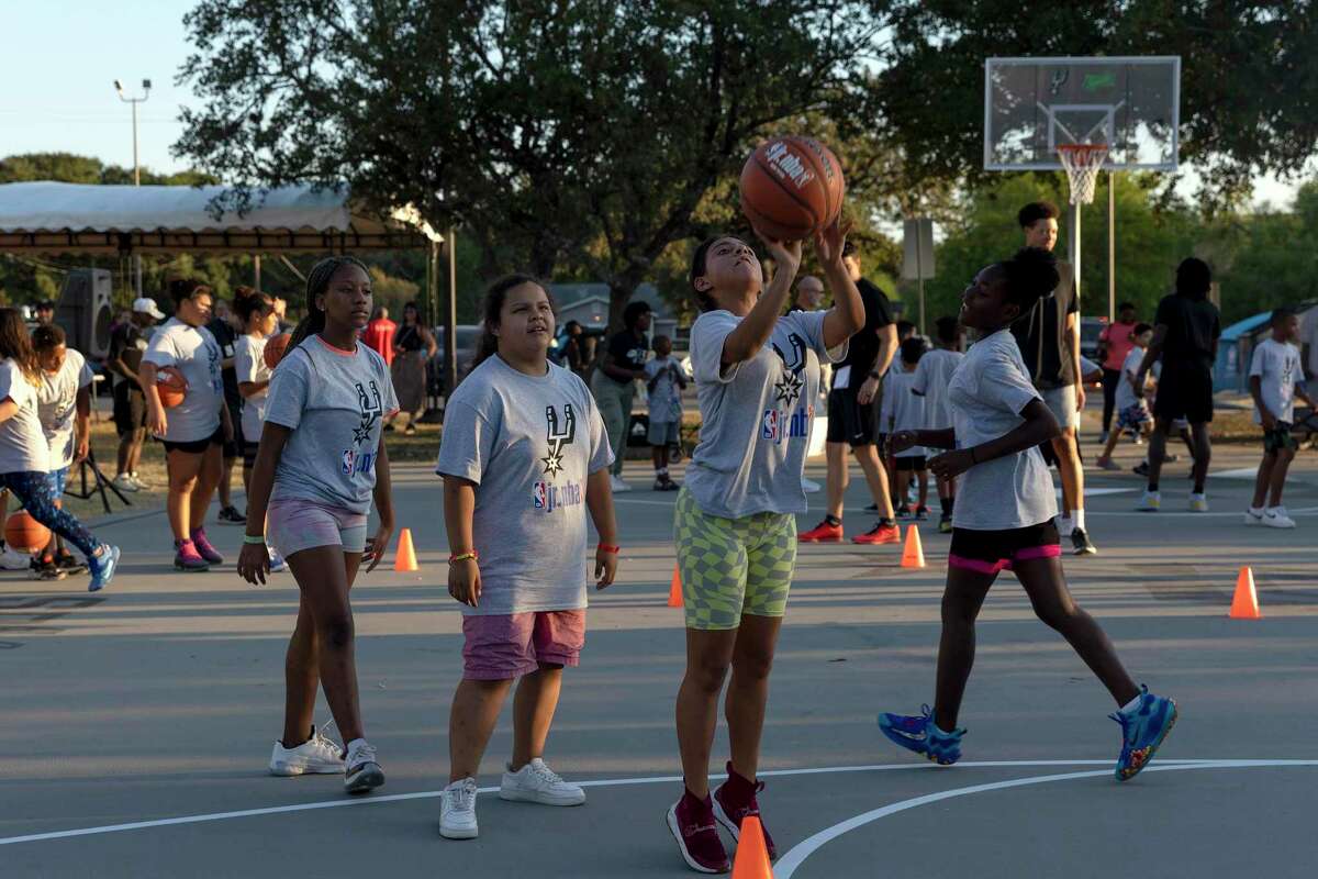 Spurs, city unveil renovated court at Copernicus Park