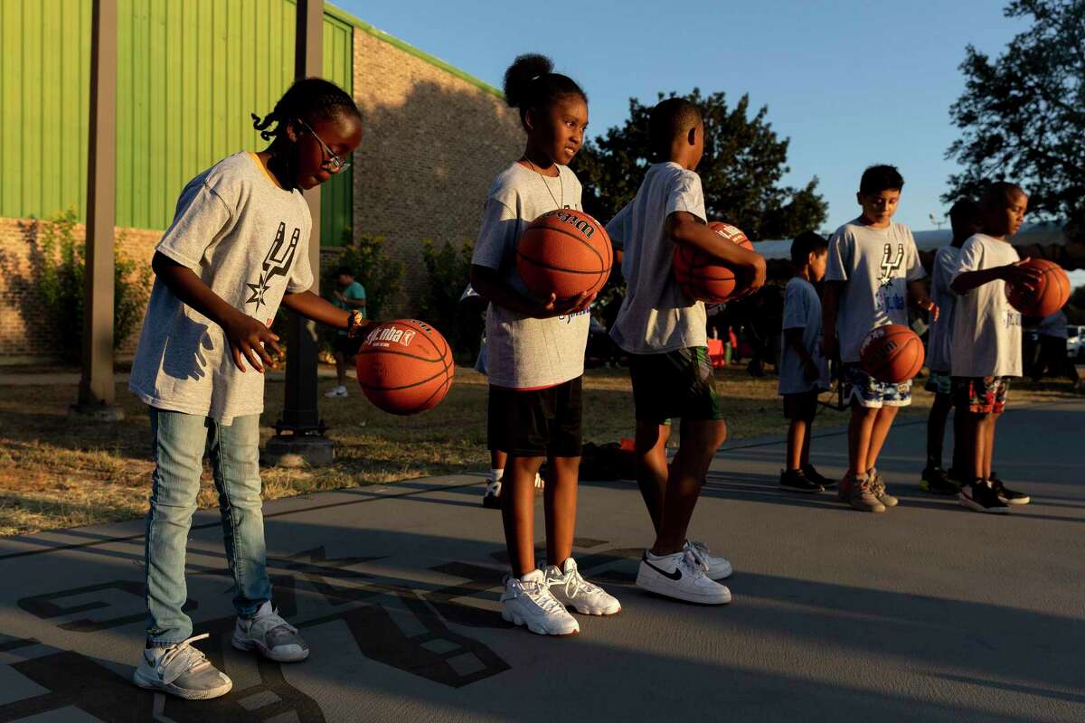 Spurs, city unveil renovated court at Copernicus Park