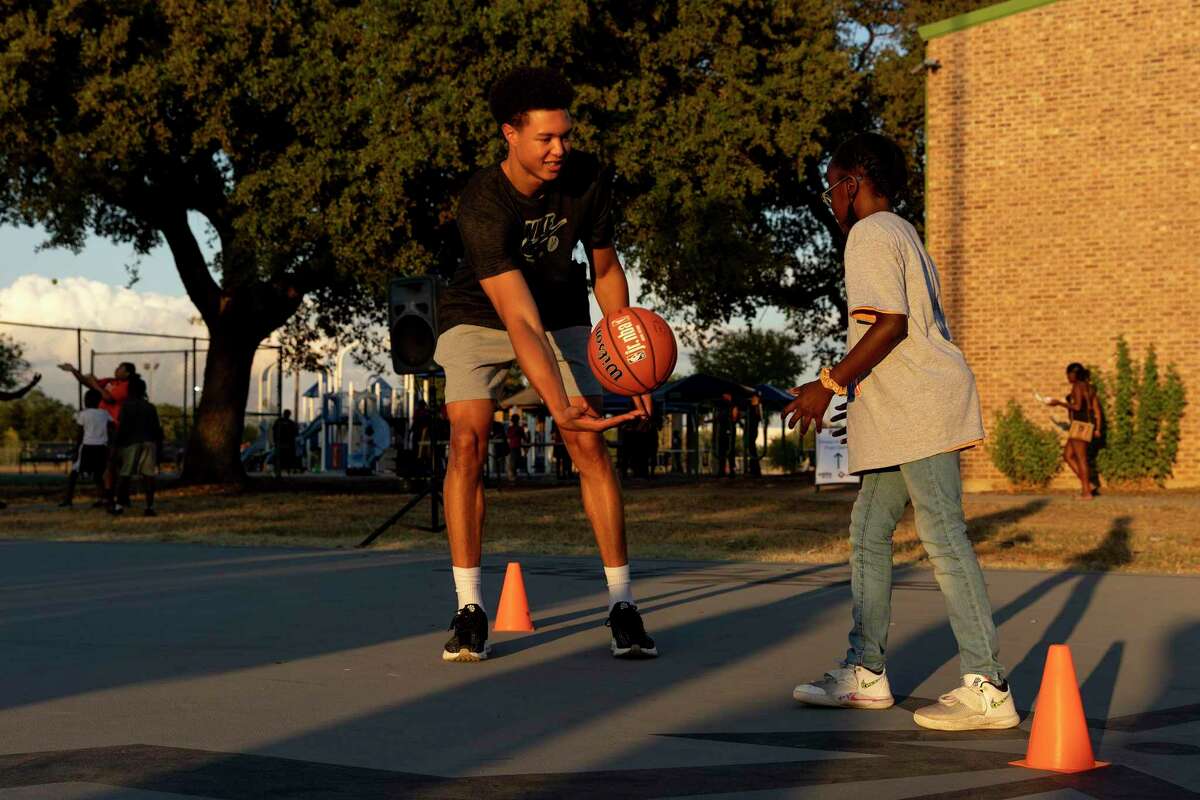 Spurs, city unveil renovated court at Copernicus Park