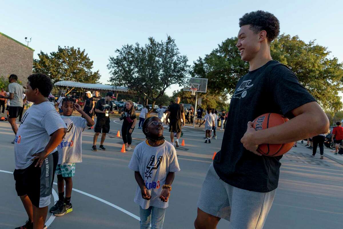 Spurs, city unveil renovated court at Copernicus Park