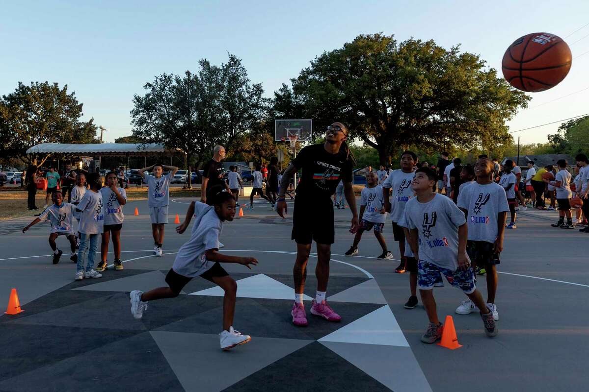 Spurs, city unveil renovated court at Copernicus Park