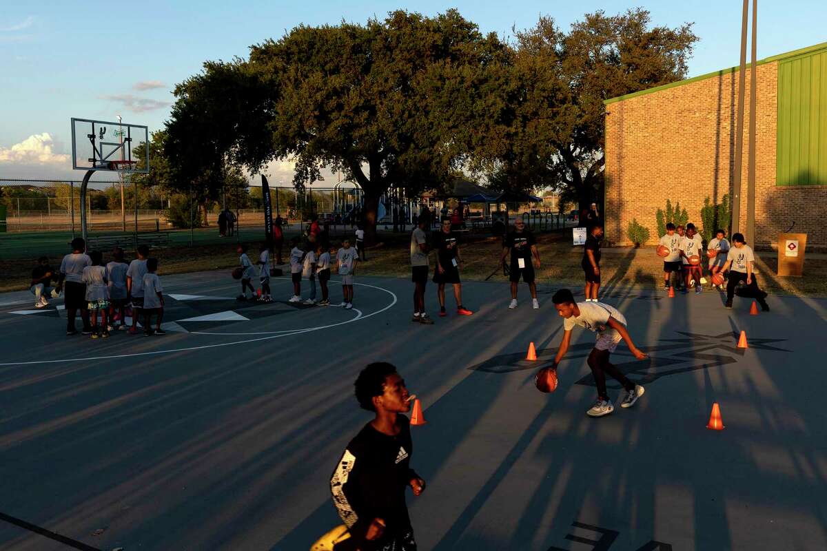 Spurs, city unveil renovated court at Copernicus Park