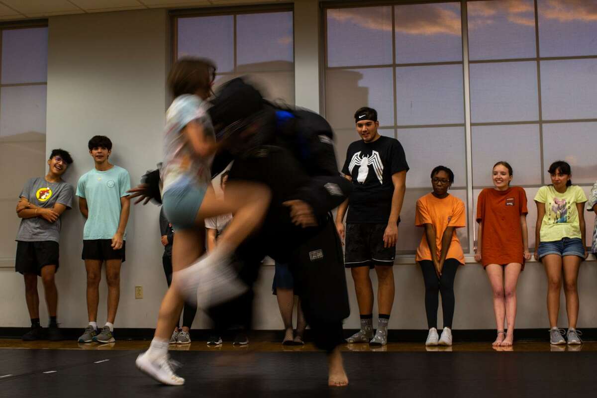 UTSA students learn self-defense fundamentals in free class
