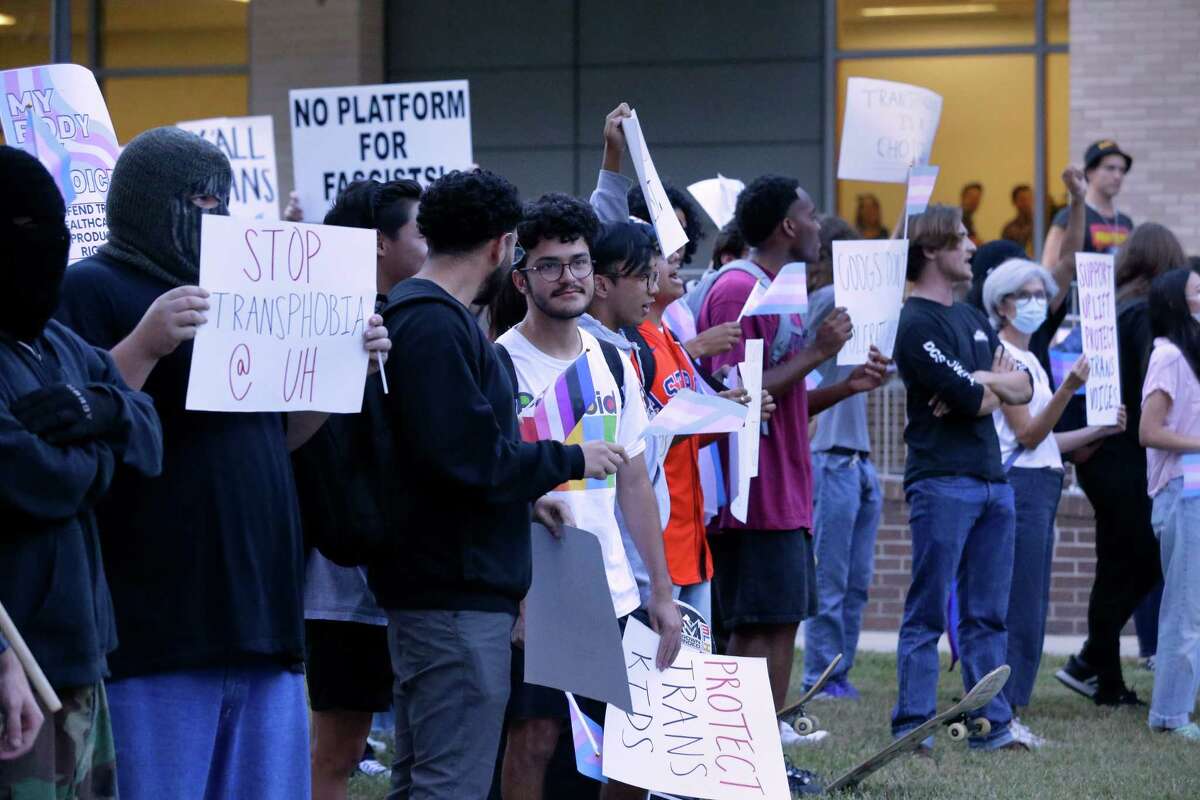 Matt Walsh at UH: Hundreds attend, trans rights allies protest