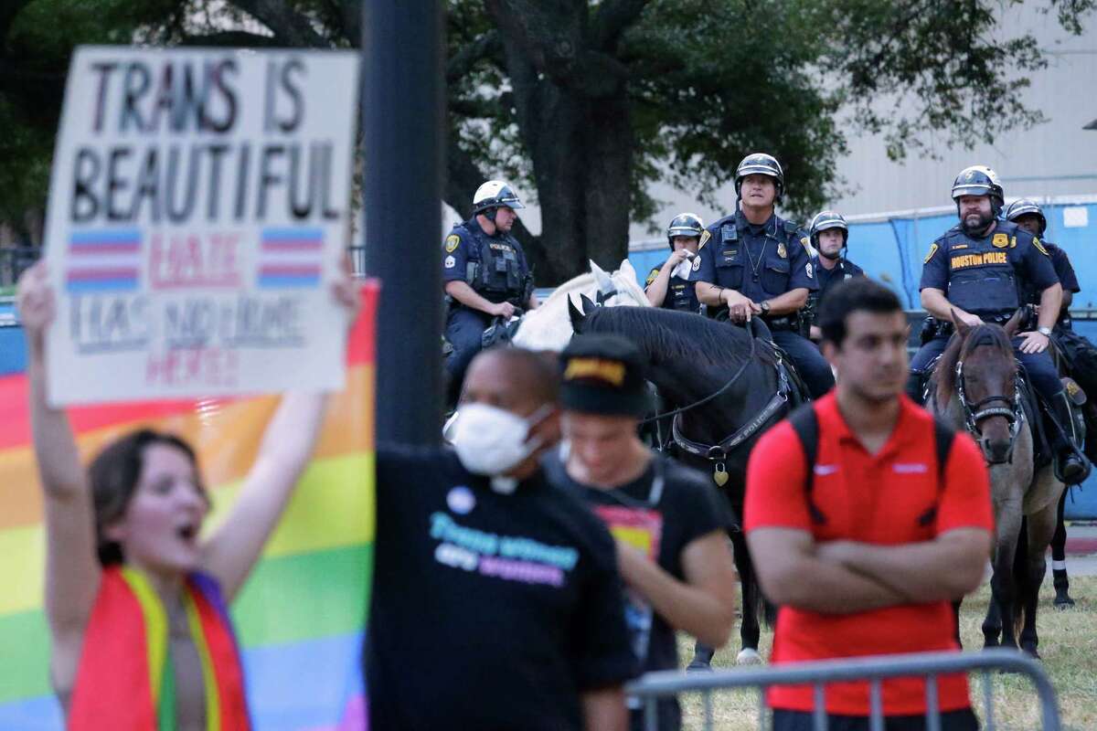 Matt Walsh at UH: Hundreds attend, trans rights allies protest