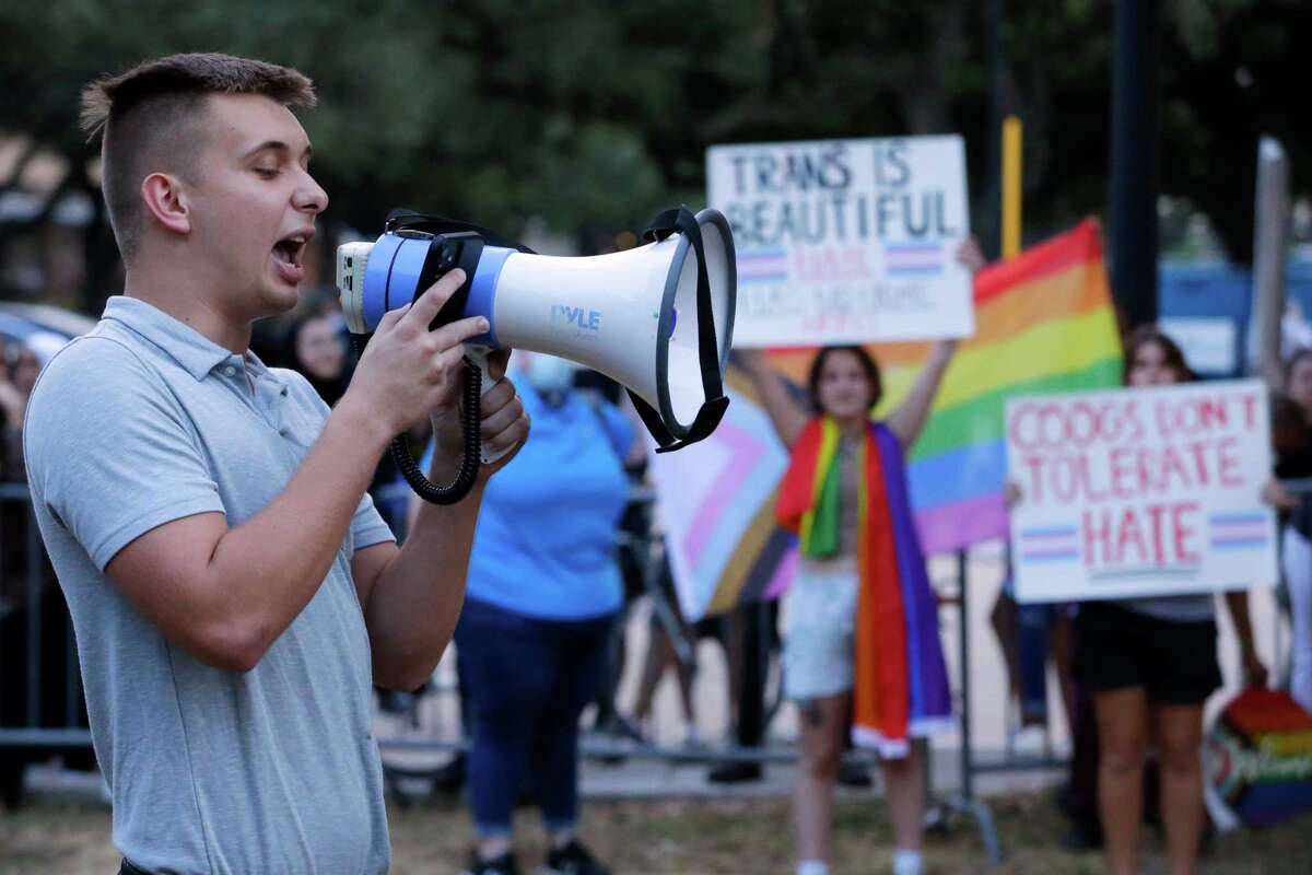 Matt Walsh at UH: Hundreds attend, trans rights allies protest