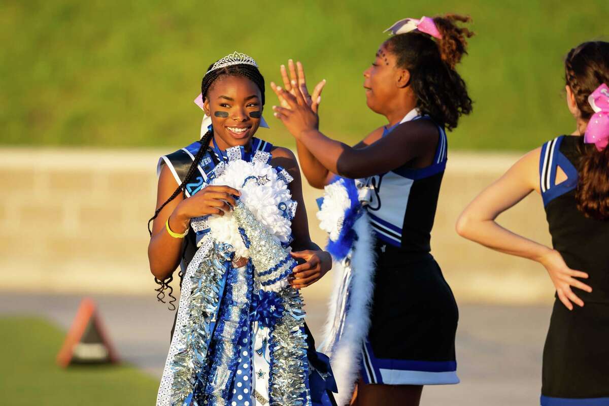 Heights Bulldogs hold off Westside Wolves