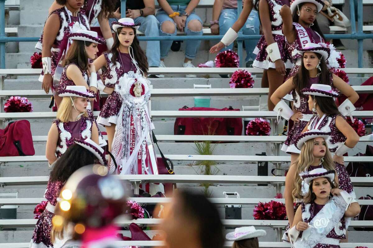 Heights Bulldogs hold off Westside Wolves