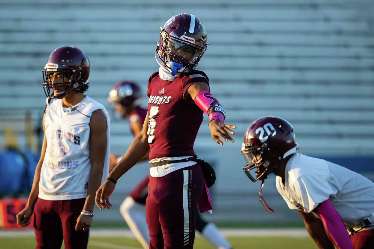 Heights Bulldogs hold off Westside Wolves