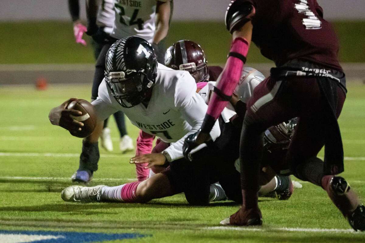 Heights Bulldogs hold off Westside Wolves