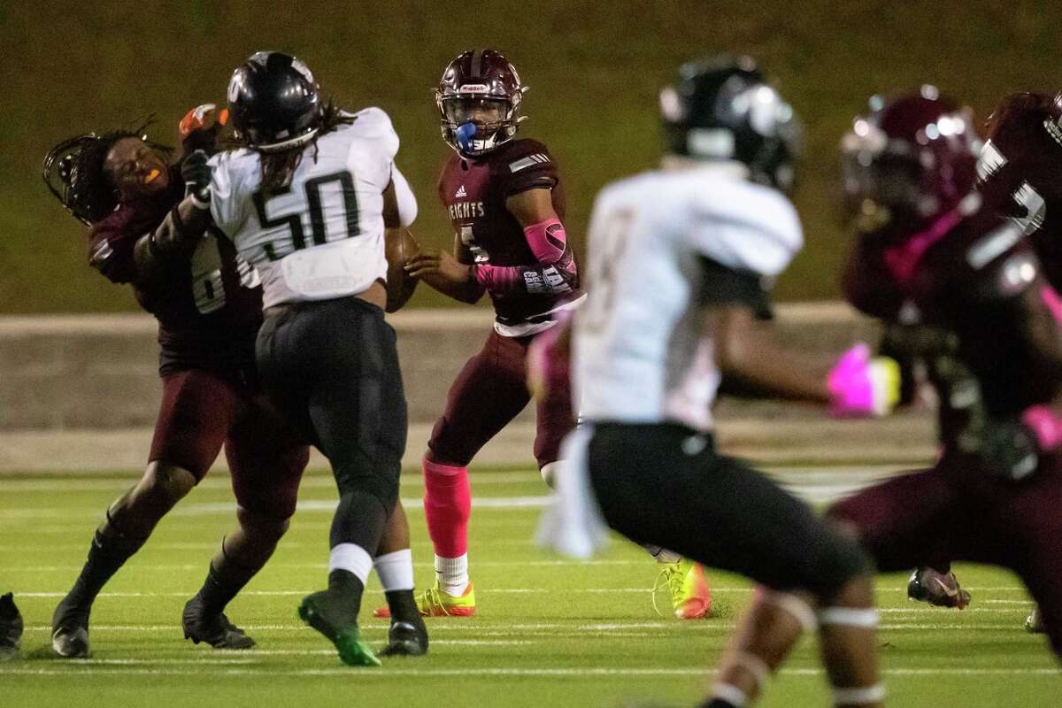 Heights Bulldogs hold off Westside Wolves