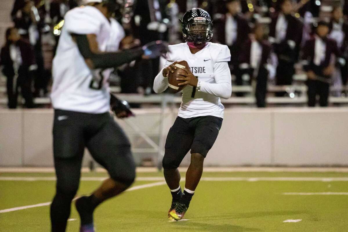 Heights Bulldogs hold off Westside Wolves