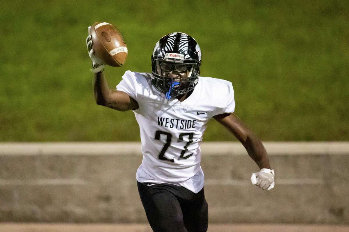 Heights Bulldogs hold off Westside Wolves