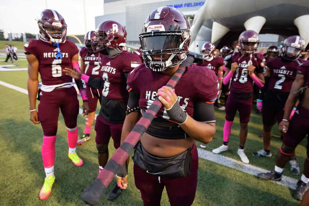 Heights Bulldogs hold off Westside Wolves