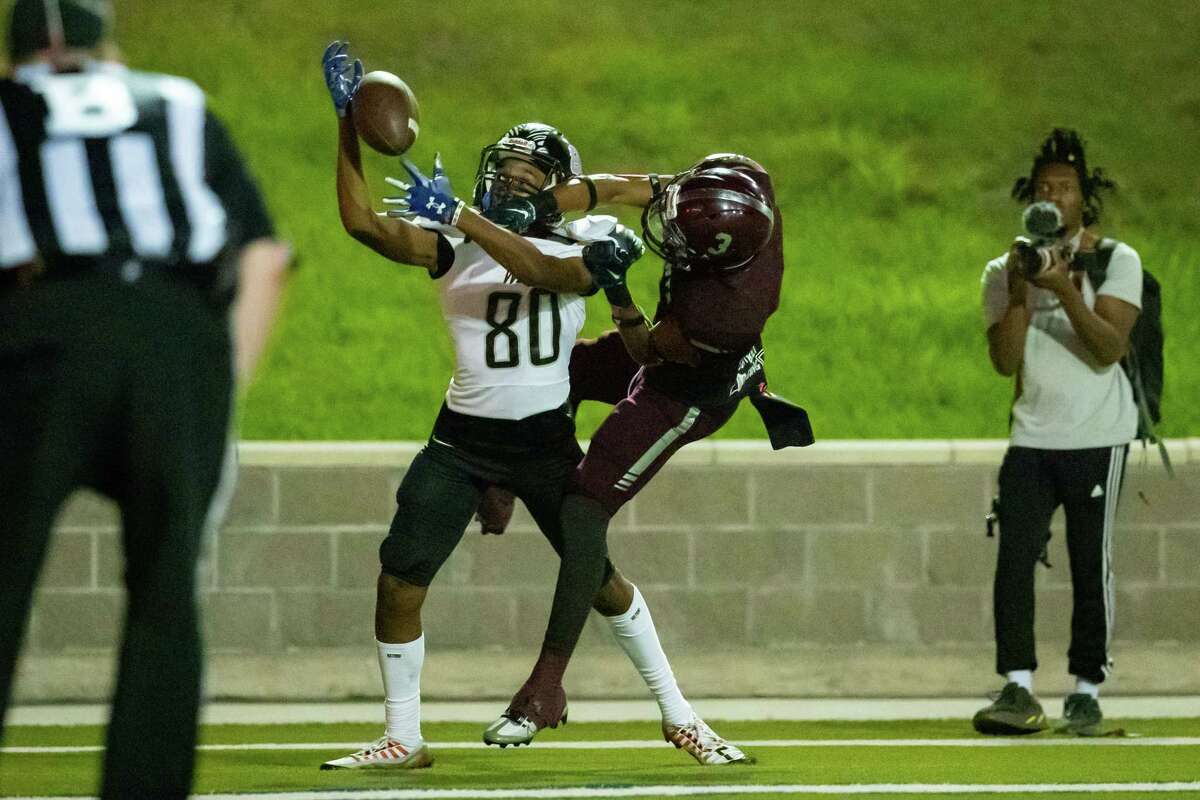 Heights Bulldogs hold off Westside Wolves