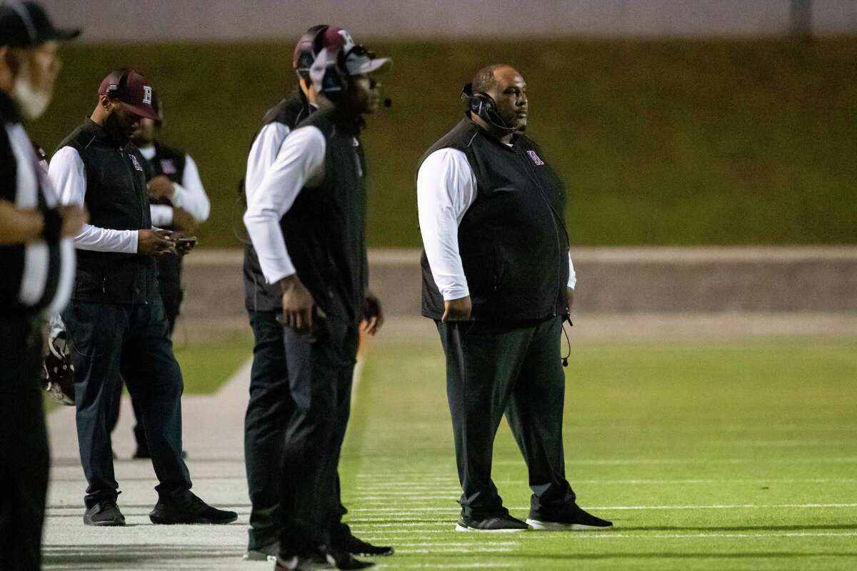 Heights Bulldogs hold off Westside Wolves