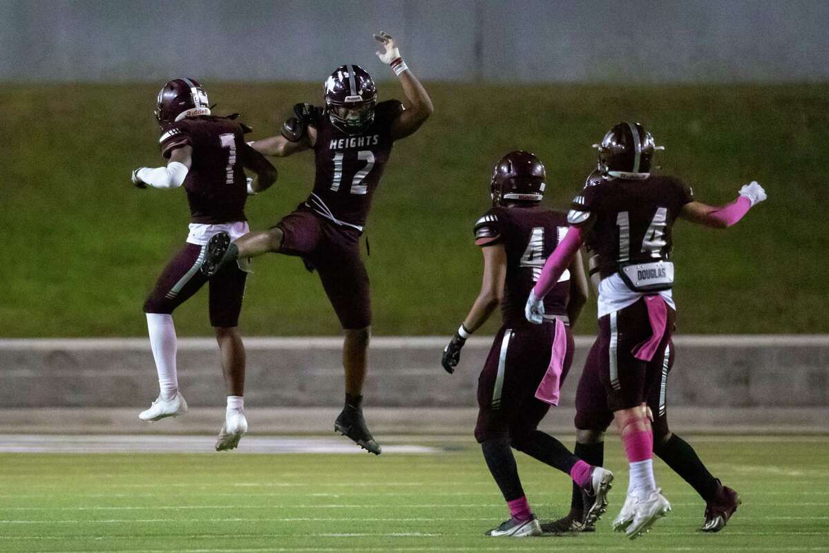Heights Bulldogs hold off Westside Wolves
