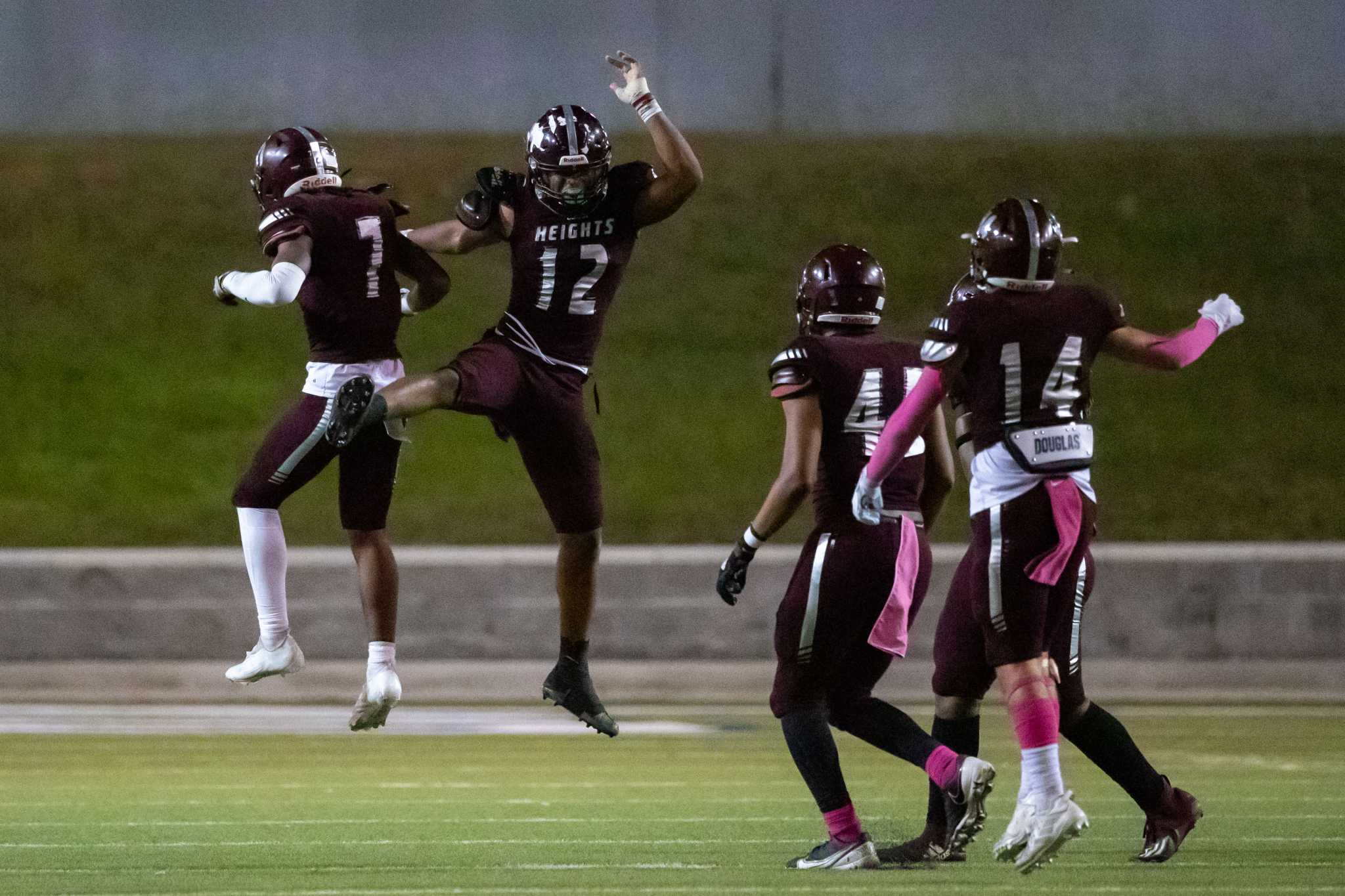 Heights Bulldogs hold off Westside Wolves