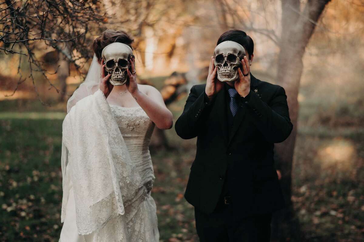 A pair of horror-movie aficionados mix sweet and scary when they wed on ...
