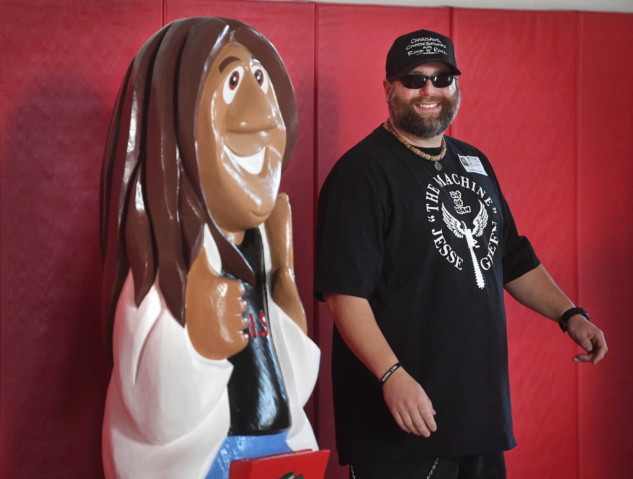 Chainsaw sculptor Jesse Green wows Derby Middle Schoolers