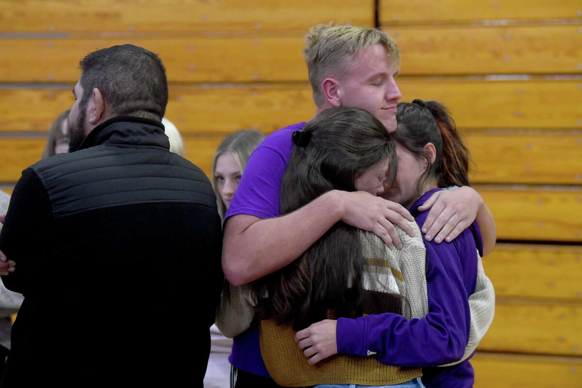 Port Neches-Groves communities members gather to mourn student Morgan ...
